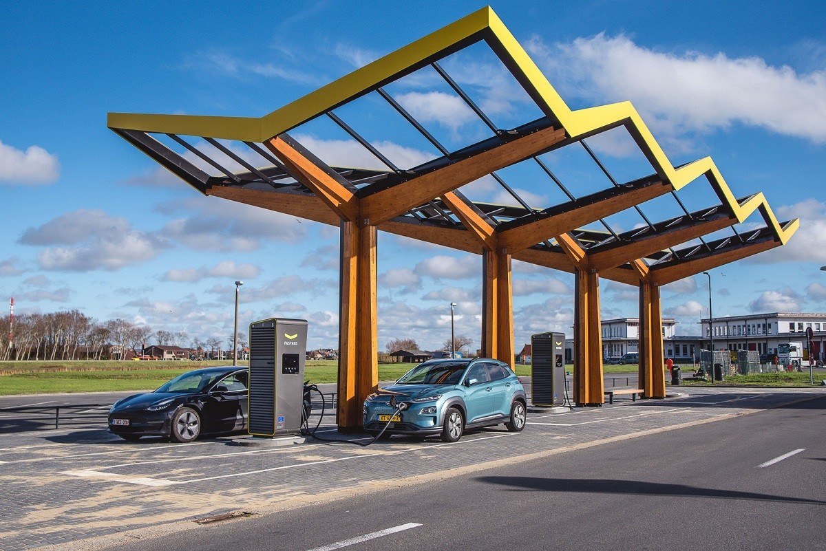 Rechter doet uitspraak: er komen nog veel meer laadpalen bij tankstations! | ActivLease